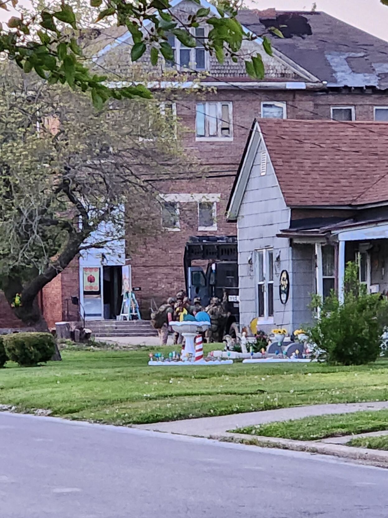 Police take subject into custody after six hour standoff in Du Quoin ...