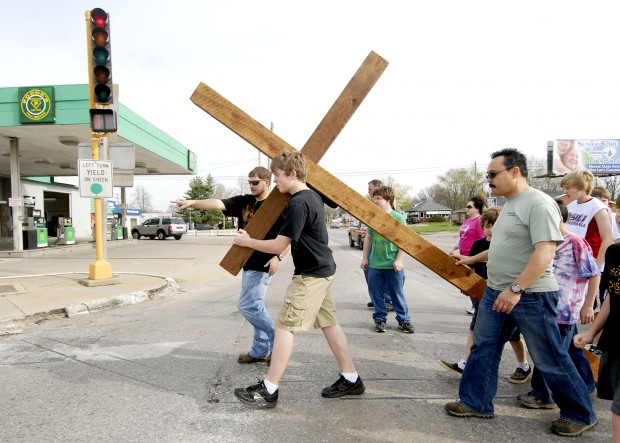 100 turn out to carry cross | Local News | thesouthern.com