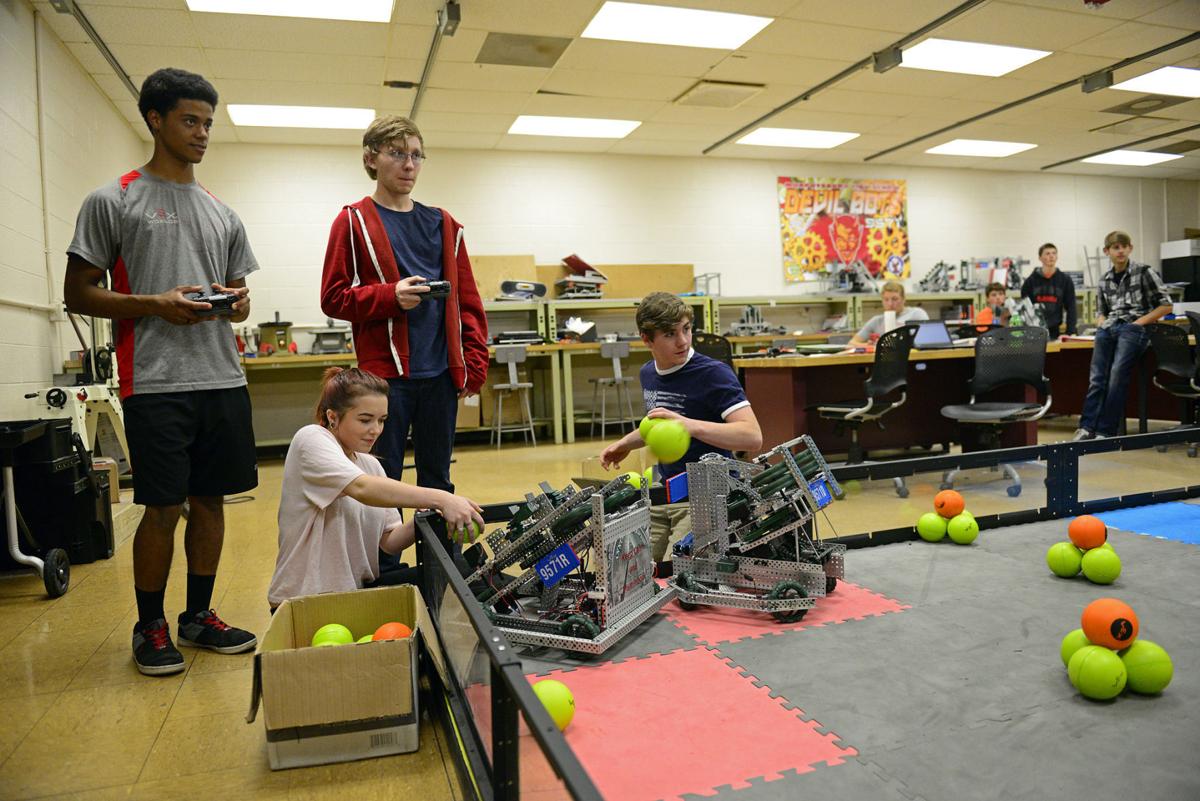 Robotics program students succeed in class, competition | Murphysboro ...