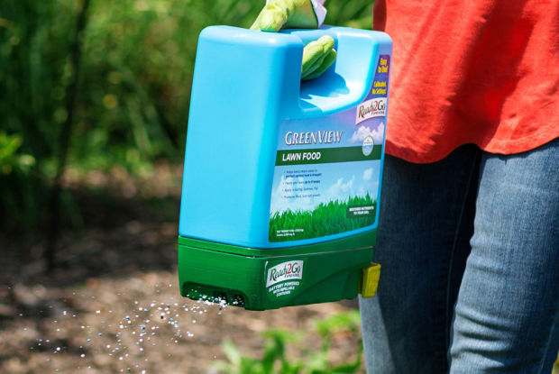 Hand-held lawn spreader is designed for small spaces