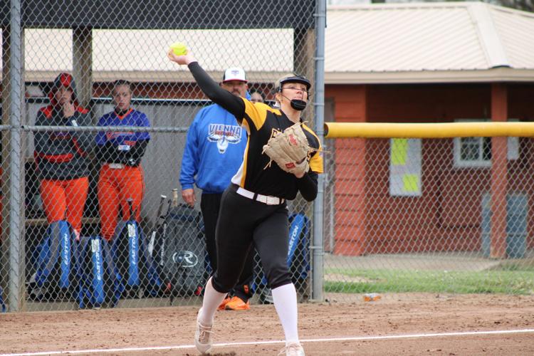 Vienna softballers hold on to nip Goreville | Latest Headlines ...