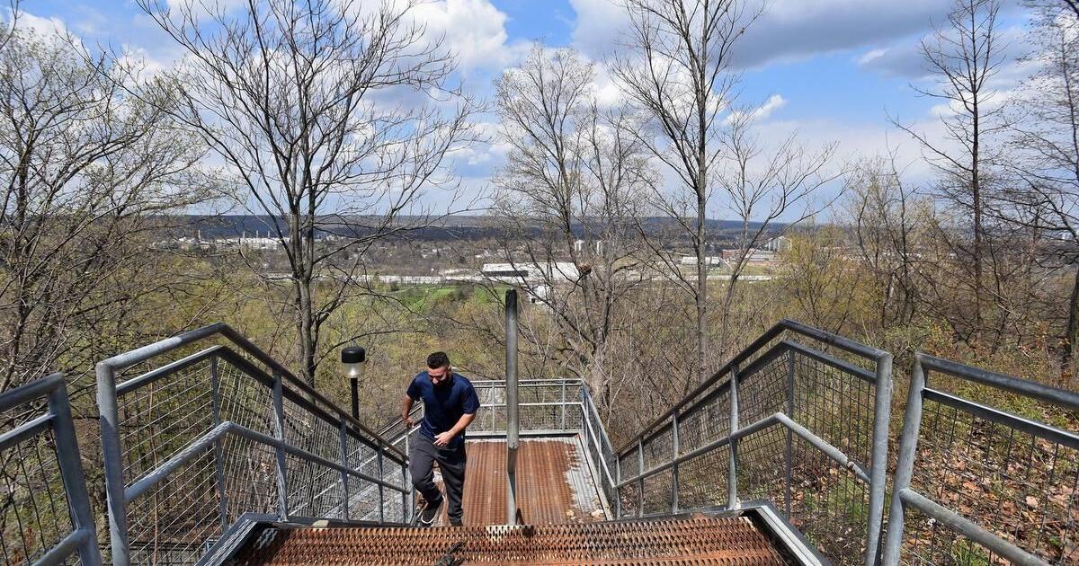 Chedoke stairs to golf club closed due to maintenance