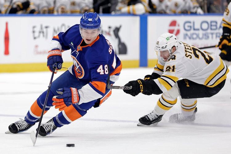 Alex Steeves scores twice as Bruins defeat Islanders 3-1