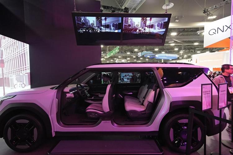 From AI assistants to holographic displays, automakers showcase in ...