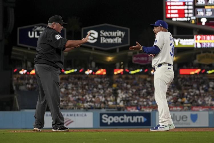Dodgers' Dave Roberts ejected in 6th after interference call at third base