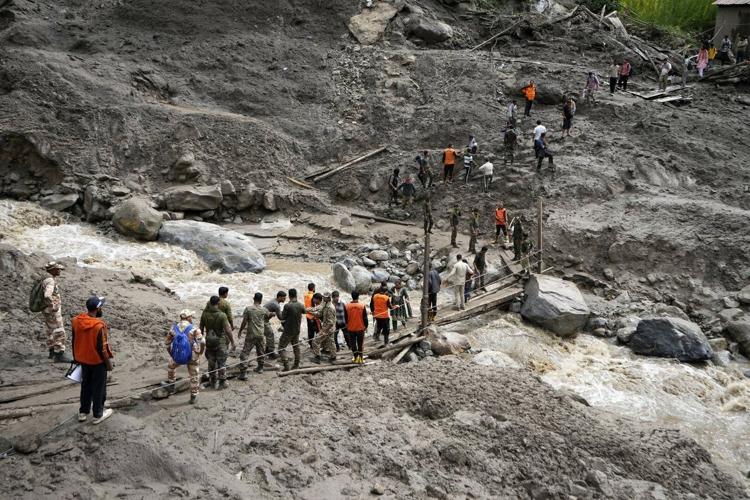 Flash floods kill more than 280 people in India and Pakistan as thousands flee