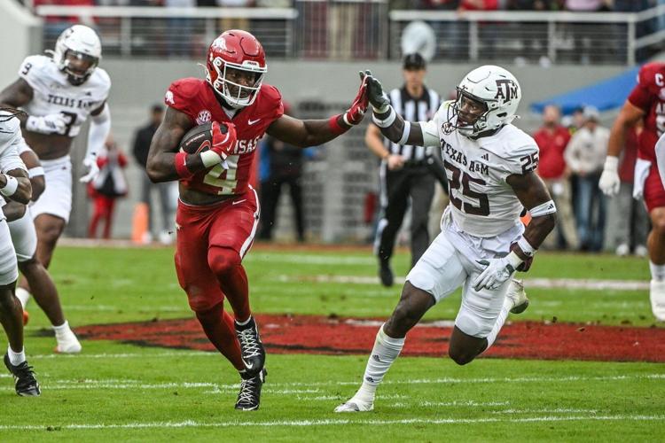 Reed throws for 280 yards and 3 TDs, runs for another score as No. 4 ...