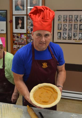 Rookie pie bakers learn the ropes in Rockton