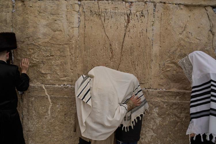 Tens of thousands of Jews gather for traditional blessing in Jerusalem