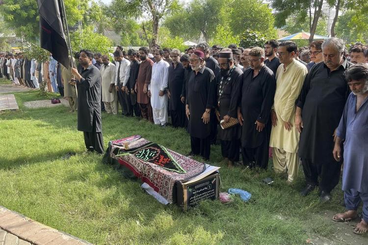 Mourners in southern Pakistan attend funerals for 28 Shiite pilgrims ...