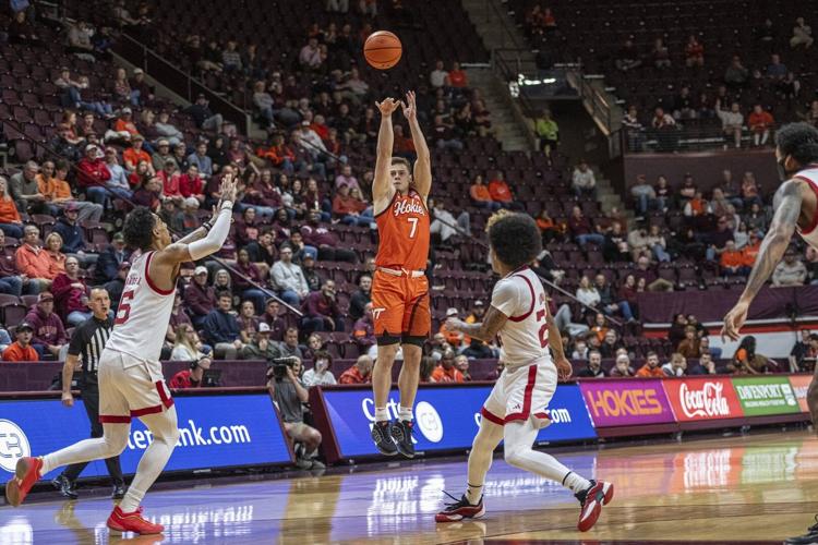 Chucky Hepburn scores 15 as No. 19 Louisville holds off Virginia Tech 71-66