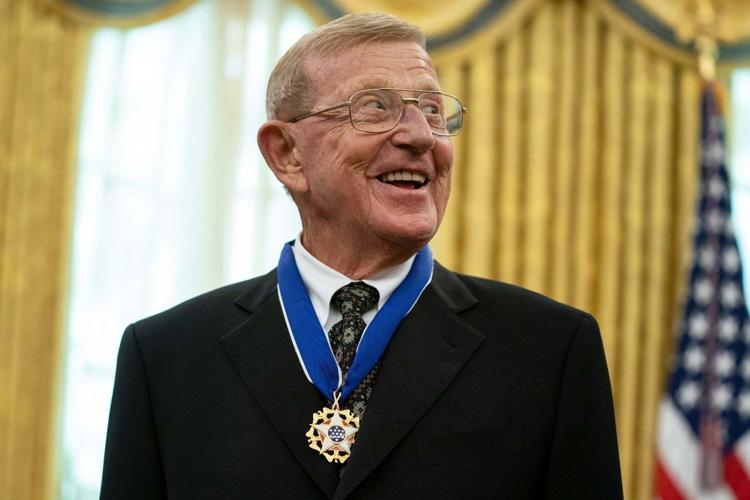 Lou Holtz, college football staple who coached Notre Dame to 1988 ...