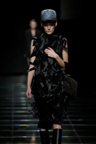 Prada gives new meaning to bows and aprons, historic elements of women ...