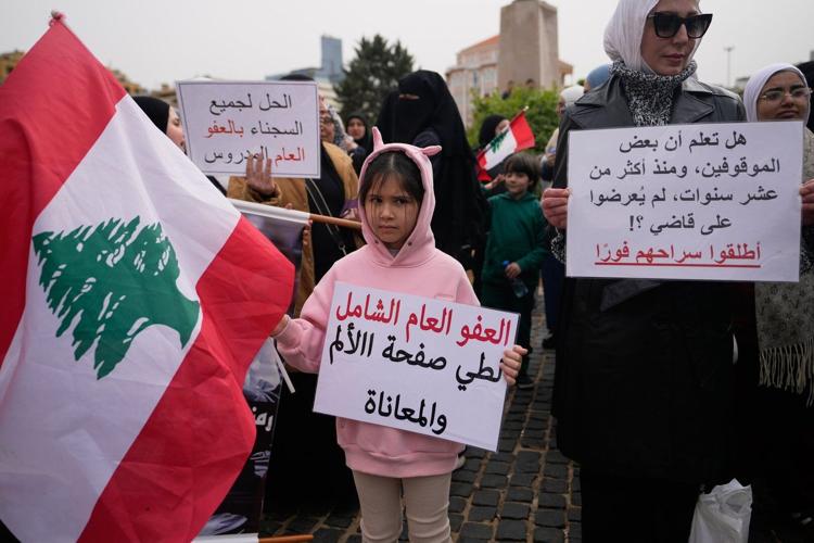 Lebanon's government approves a deal to transfer Syrian prisoners back ...