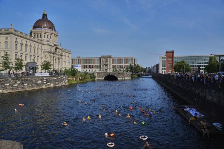 Berliners jump into the Spree River to show it's clean enough for swimming
