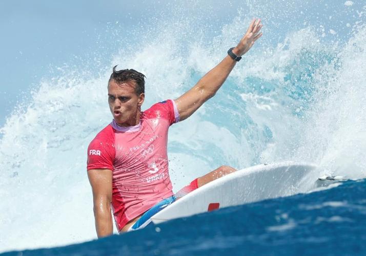 Defending women's champion loses as Olympic surfing competition resumes ...