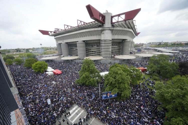 Inter celebrates Serie A title with an open-air bus parade. Abraham ...