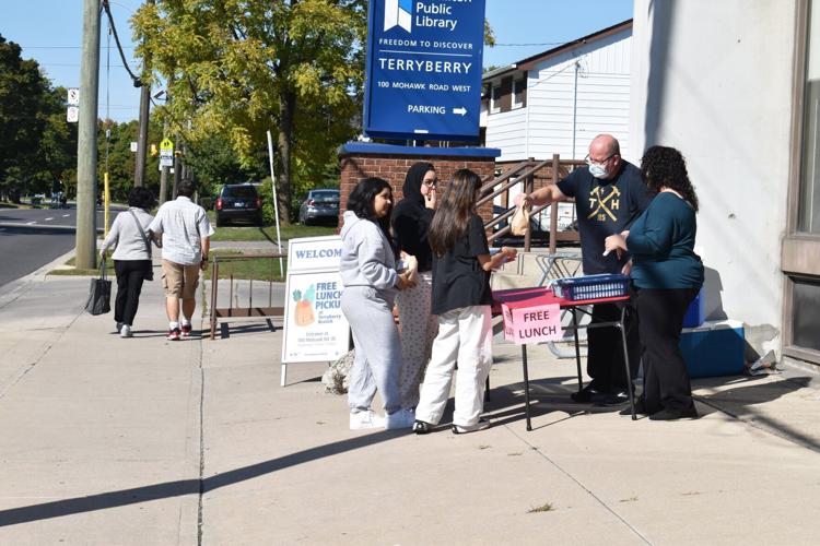 Barton Stone Mount Hope United Church offering free lunches outside ...
