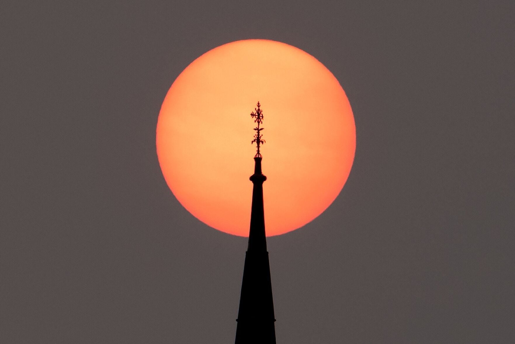 Forest fires cause hazy skies, red sun over Hamilton and GTA