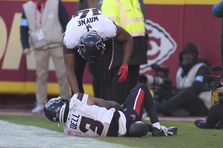 Texans WR Tank Dell hospitalized after severe knee injury on TD catch ...