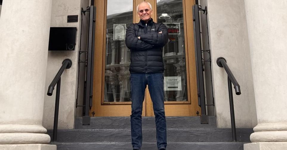 Ian Thomas performing fundraiser for Carnegie Gallery