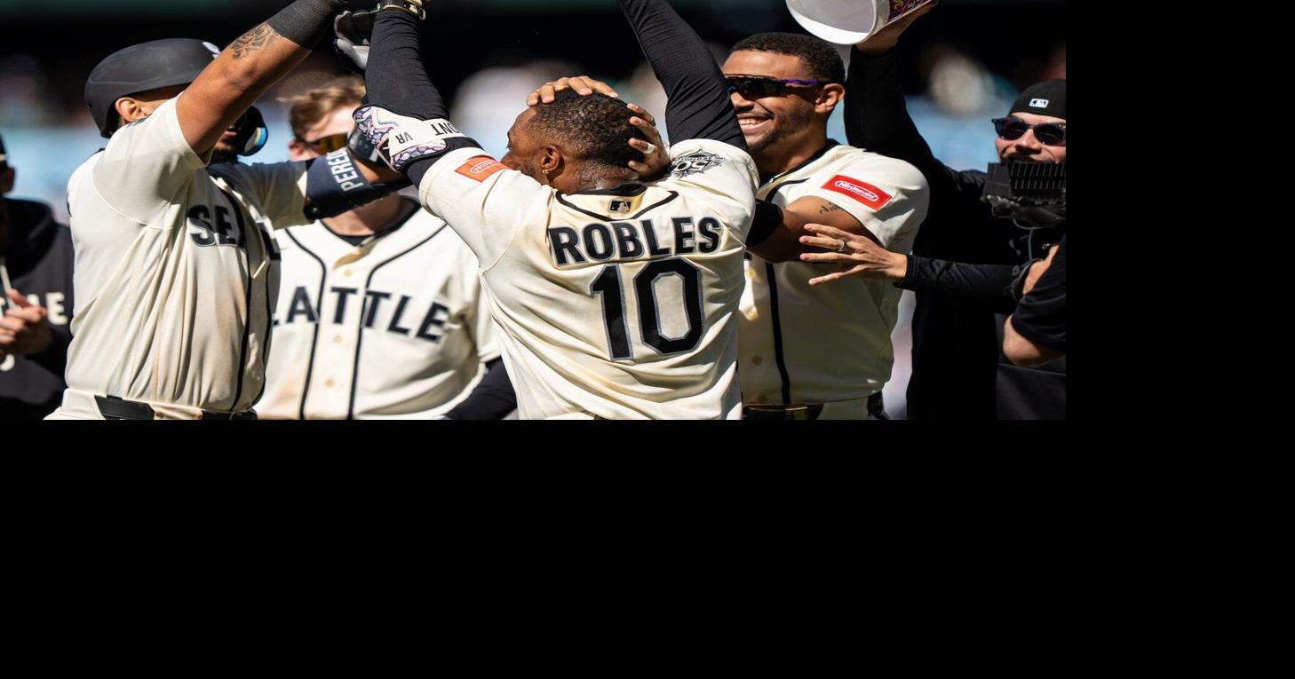 Robles' infield single in the 10th inning lifts the Mariners to a 3-2 ...