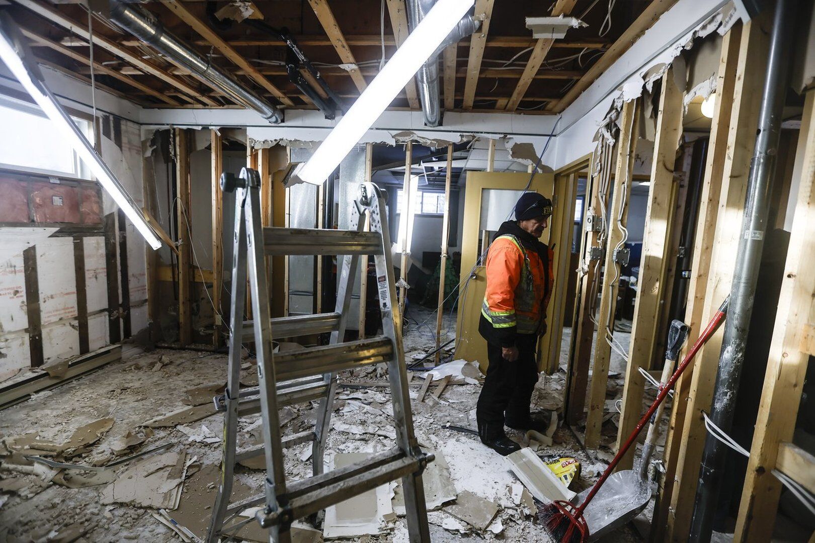 Mould, asbestos, keep thousands out of Manitoba First Nation after outage