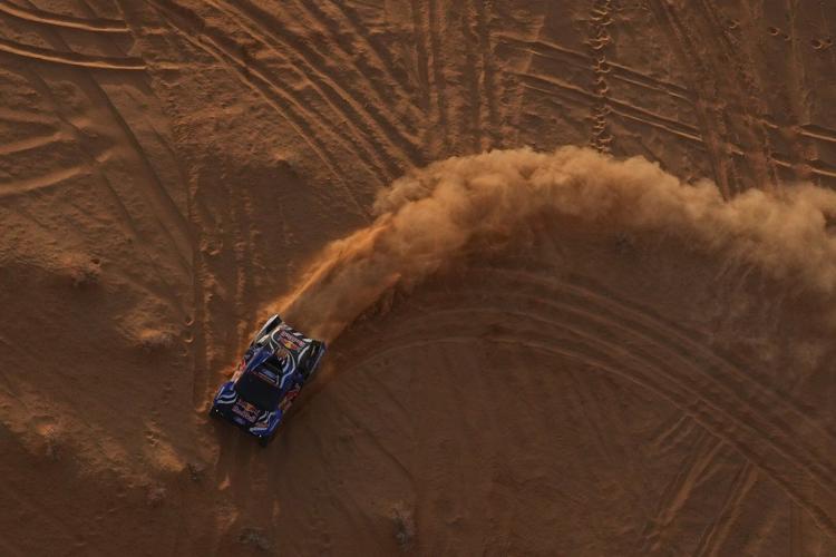 Dakar Rally moves through sweeping desert landscapes, in photos