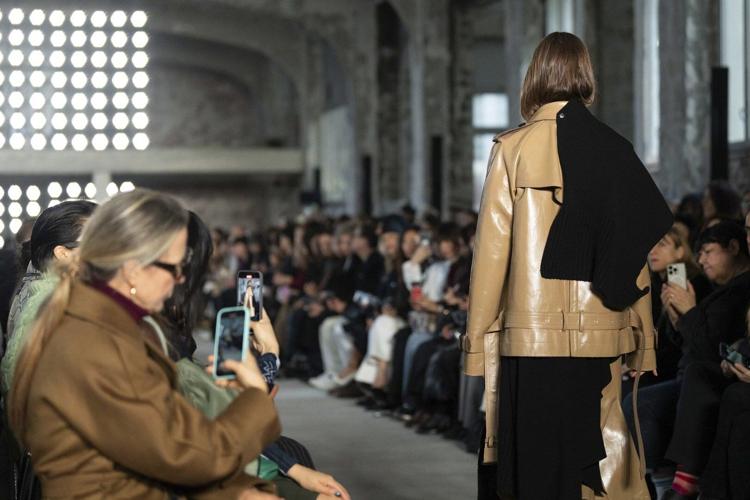 At Sacai, a masterclass in wrapping and reinvention on the Paris runway
