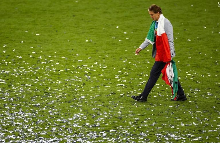 Roberto Mancini announces surprise resignation as Italy coach after up ...
