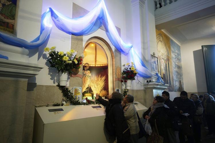 Heartfelt prayers: Photos of Argentines turning to the Catholic saint ...