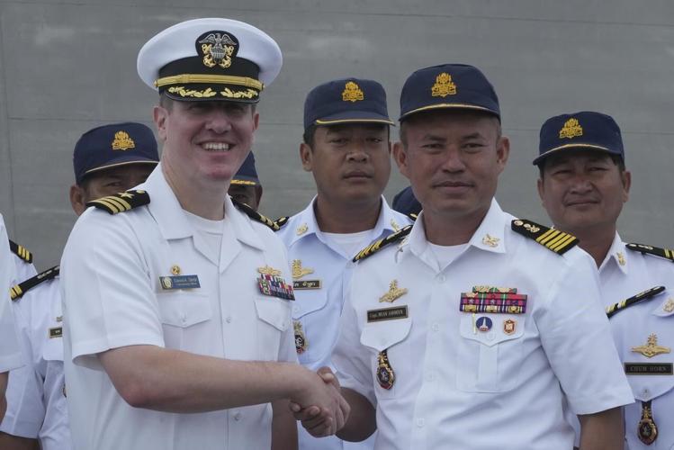 For the first time in 8 years, a US Navy ship makes a port call in ...