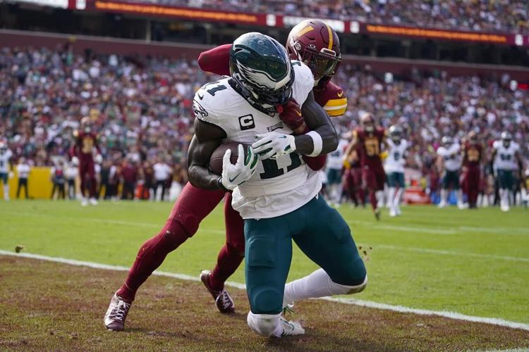 Hurts throws for 4 TDs on injured knee to help the Eagles beat the ...