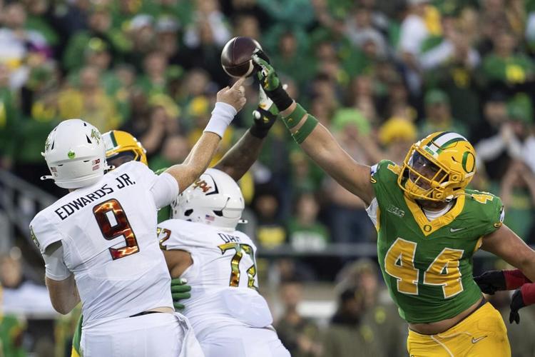 Gabriel breaks NCAA total TDs record and No. 1 Oregon downs Maryland 39-18