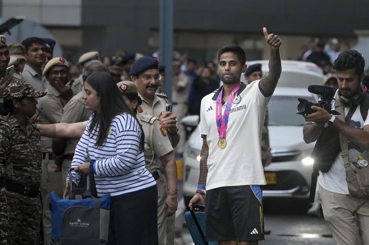 India cricketers feted in victory parade in Mumbai after winning ...