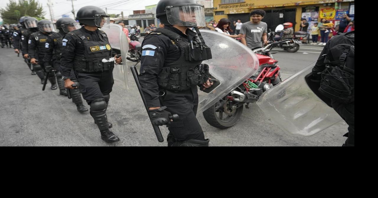 Guatemalan police begin clearing protesters' roadblocks after president ...