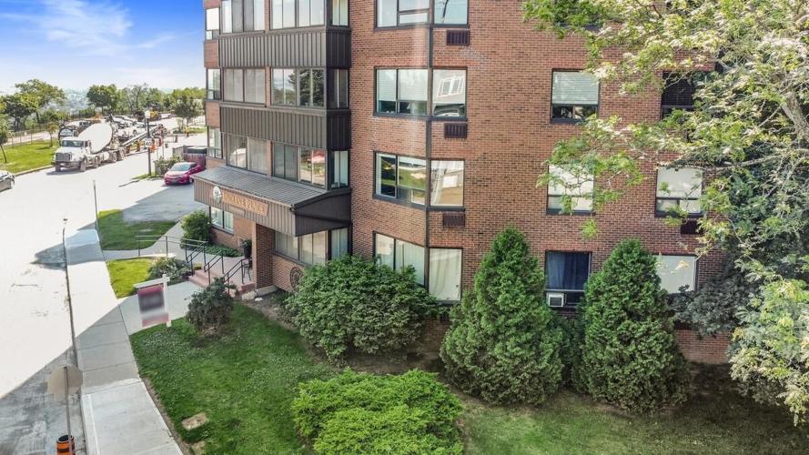 Hamilton condo listed for $640K offers Mountain view