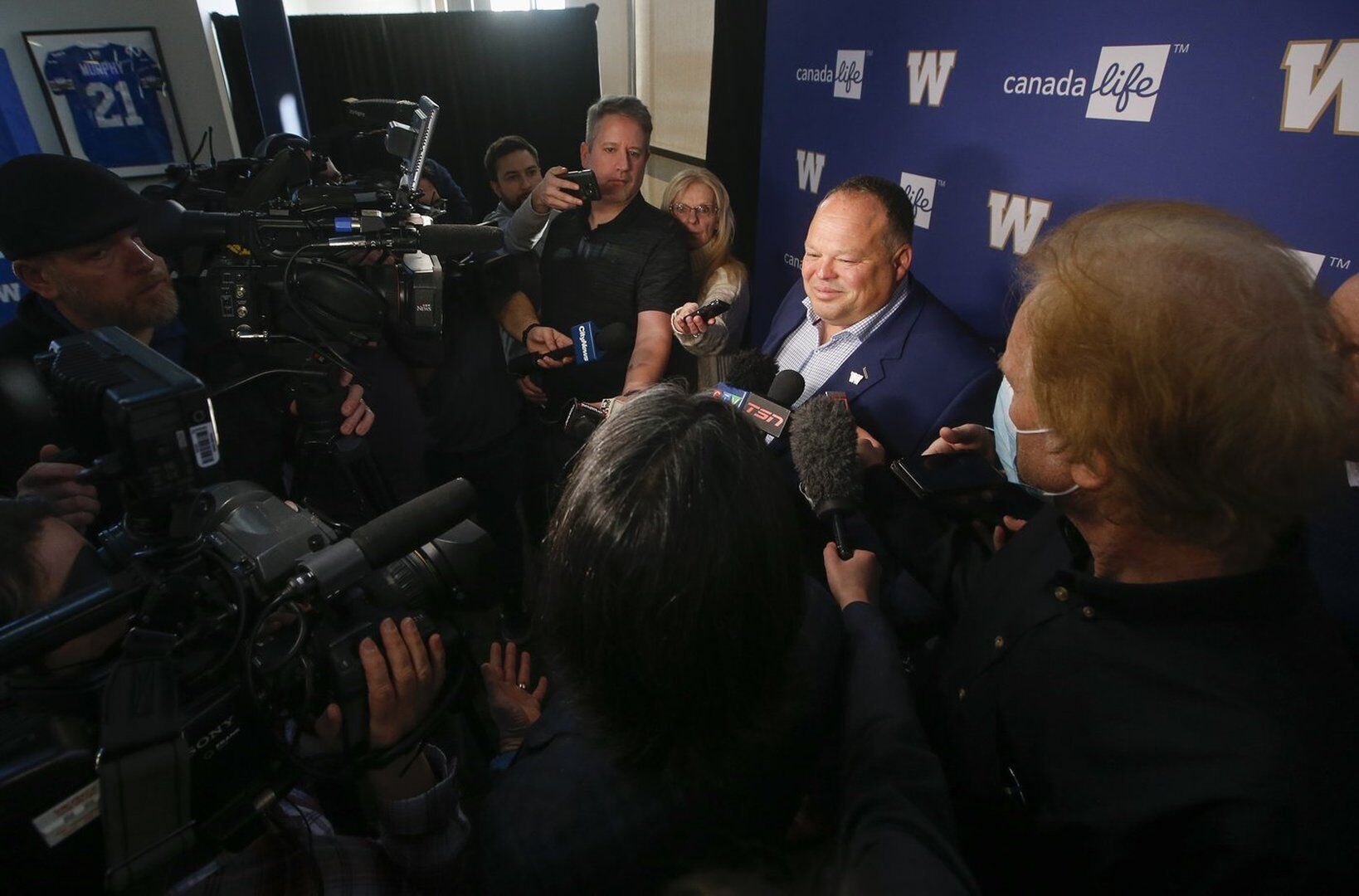 Blue Bombers president/CEO Wade Miller receives Commissioner's Award