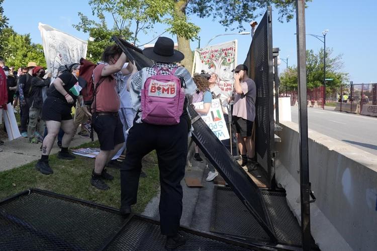 Pro-Palestinian protesters clash with police near Chicago's Israeli ...