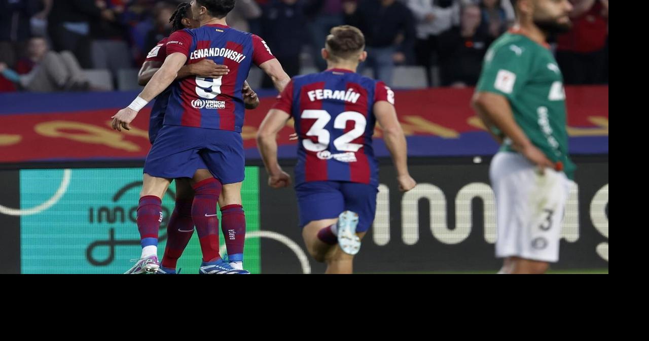 Lewandowski leads Barcelona comeback against Alaves. Atletico wins ...