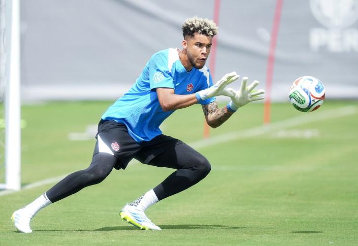 'Goalkeeper union' strong as Crépeau, St. Clair vie to be Canada's No ...