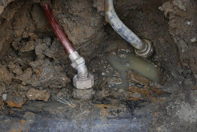 Flint's still-unfinished lead pipe replacement serves as cautionary ...