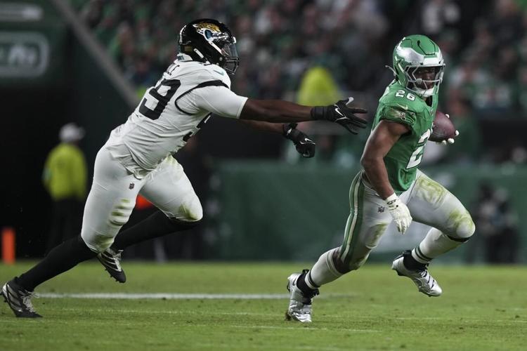 Saquon Barkley shines with backward leap, 2 touchdowns in Eagles' 28-23 ...