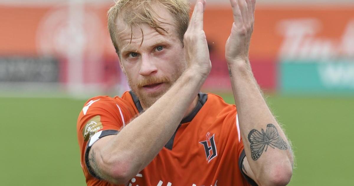 Captain Bekker hits century mark