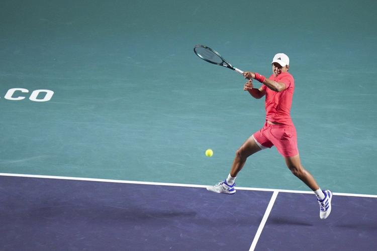 American teenager Tien beats Zverev and advances to the quarterfinals ...