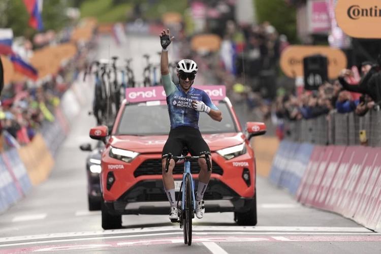 Vendrame wins Giro stage with a downhill attack and Pogacar leads with ...