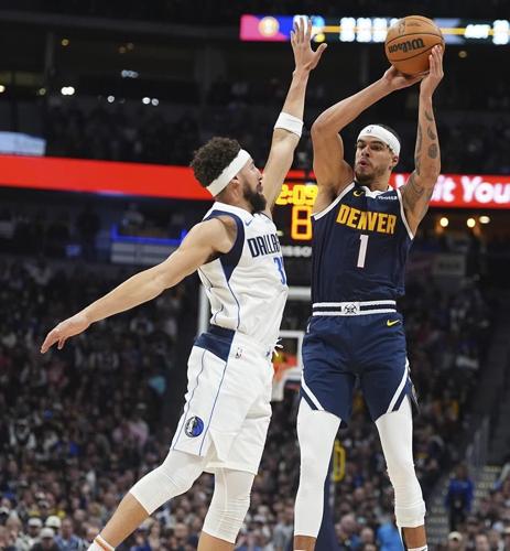 Klay Thompson returns to cheers from some 400 Warriors employees