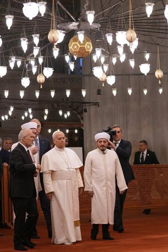 Pope visits Istanbul's Blue Mosque without praying as he focuses on ...