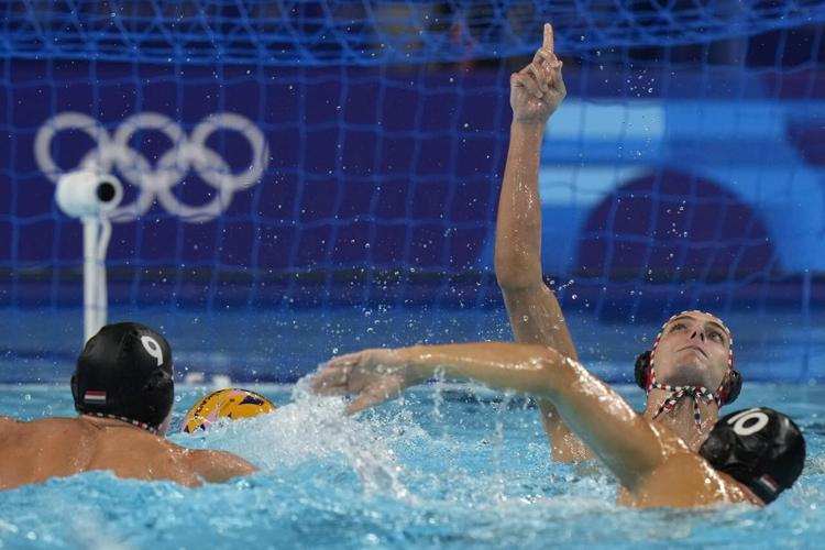 Weinberg helps U.S. beat Australia 11-10 in men's water polo quarters ...