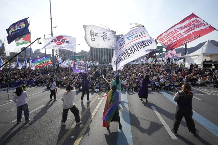 Huge Crowds March In Rival Rallies For And Against South Koreas 3010